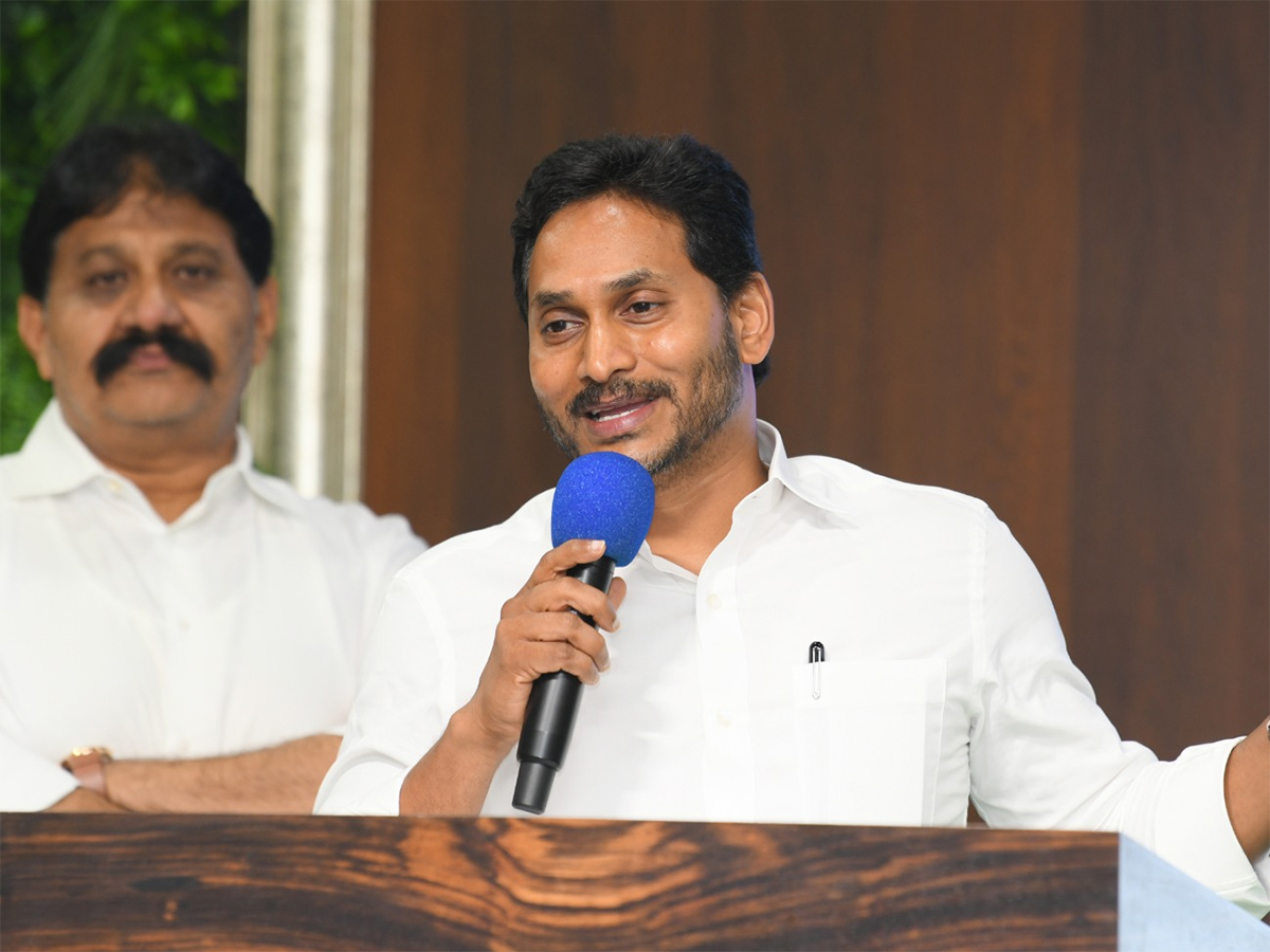 వైఎస్సార్‌సీపీ స్ధానిక సంస్ధల ప్రజాప్రతినిధులతో వైఎస్‌ జగన్‌ సమావేశం (ఫొటోలు) | YS Jagan Key ...